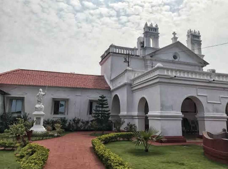 Candolim Beach - How To Reach, Best Time & Tips | All About Goa